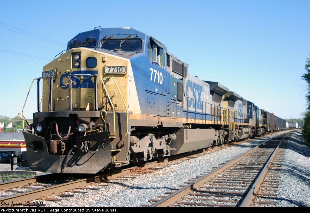 CSX 7710 Q525 waits on the siding at Morgantown